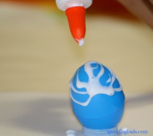 Easter ideas for preschoolers : Pouring glue decoration – sparklingbuds